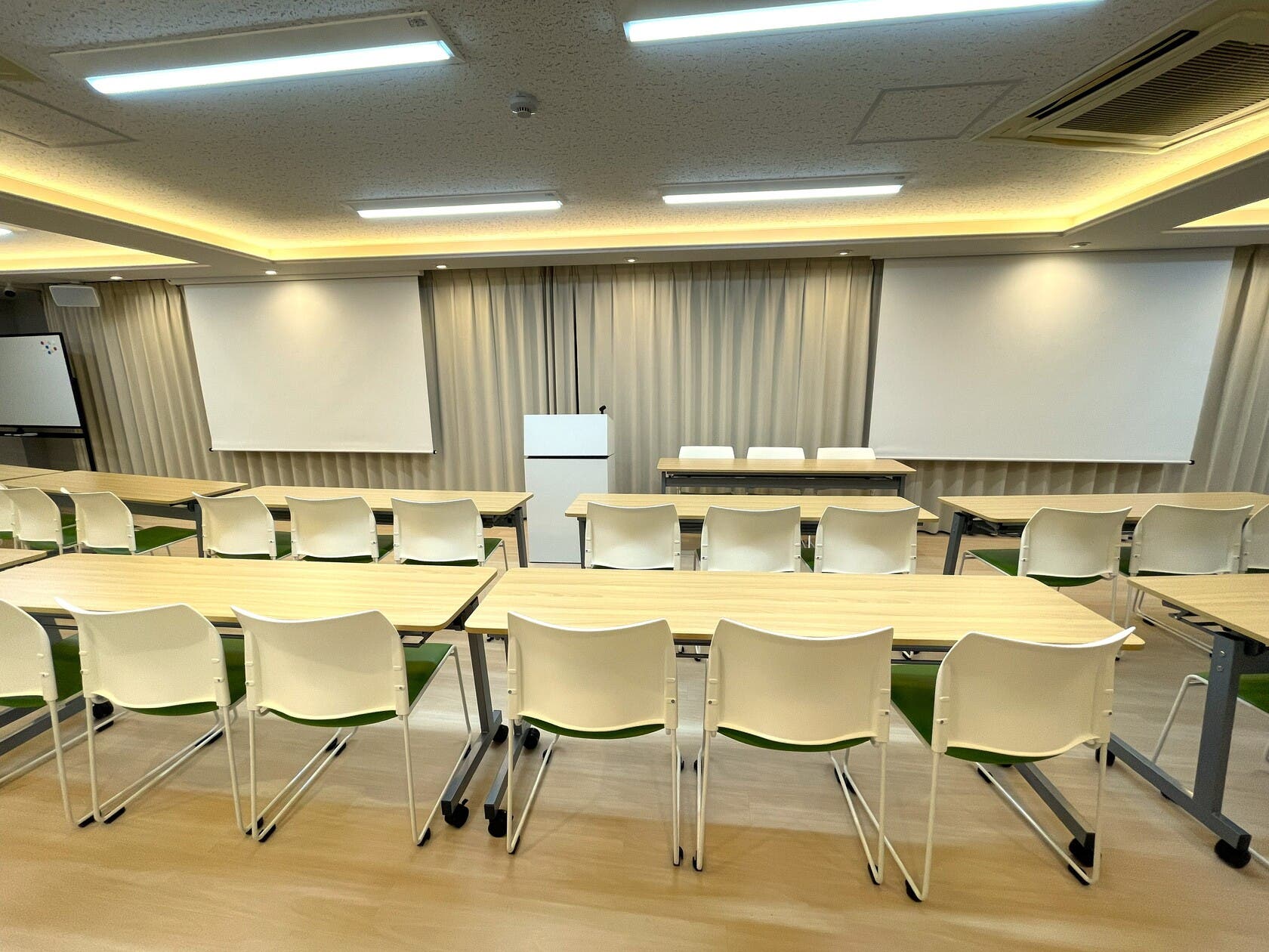 【Bst】飯田橋徒歩4分 最大44名！大スクリーン2台、防音、調光、備品0円、イベント、会議、セミナー、研修、講演、パーティーの写真5
