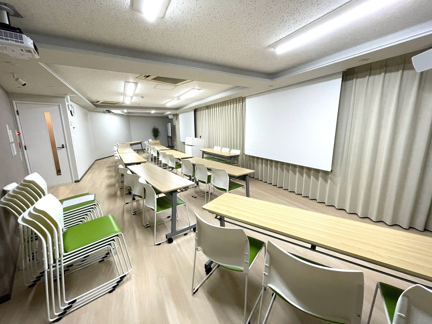 【Bst】飯田橋徒歩4分 最大44名！大スクリーン2台、防音、調光、備品0円、イベント、会議、セミナー、研修、講演、パーティーの写真6