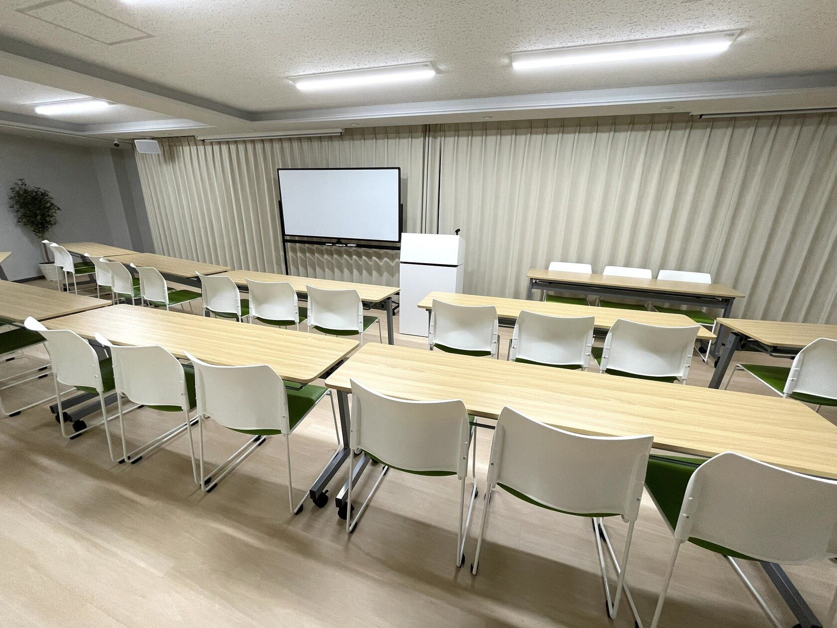 【Bst】飯田橋徒歩4分 最大44名！大スクリーン2台、防音、調光、備品0円、イベント、会議、セミナー、研修、講演、パーティーの写真8