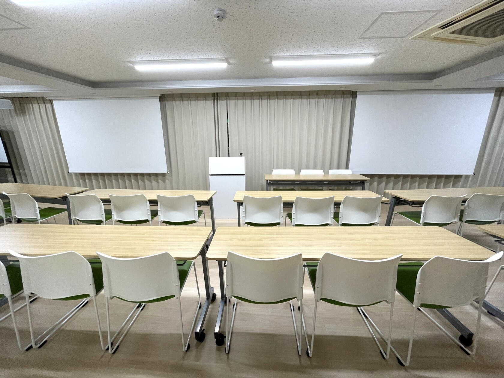 【Bst】飯田橋徒歩4分 最大44名！大スクリーン2台、防音、調光、備品0円、イベント、会議、セミナー、研修、講演、パーティーの写真9