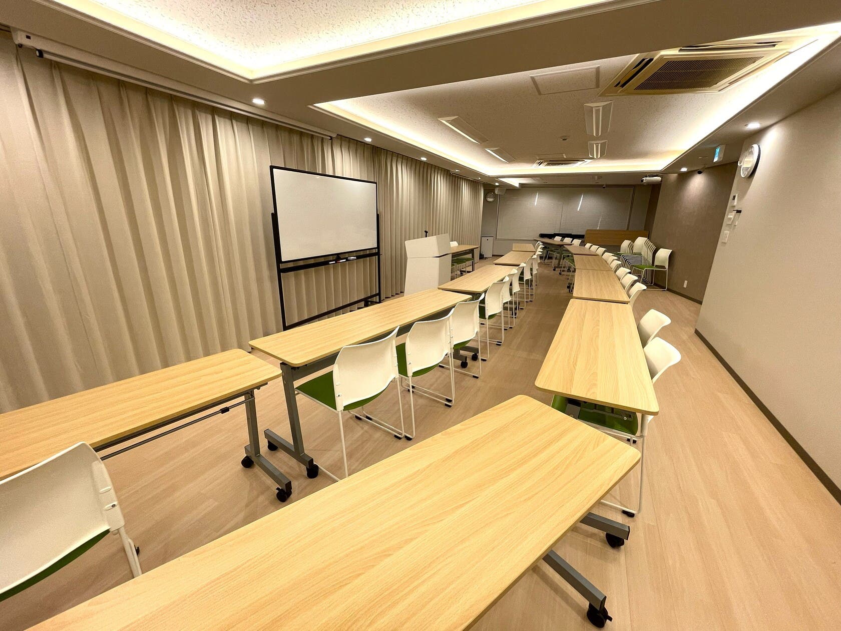 【Bst】飯田橋徒歩4分 最大44名！大スクリーン2台、防音、調光、備品0円、イベント、会議、セミナー、研修、講演、パーティーの写真10