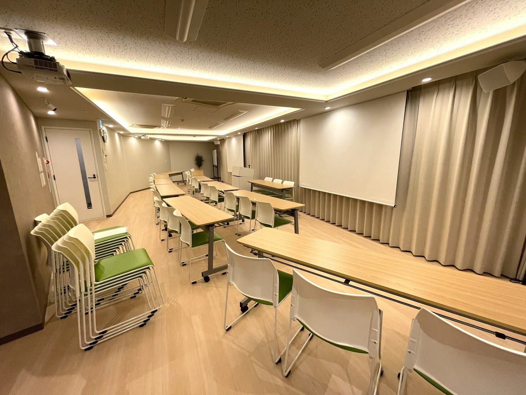 【Bst】飯田橋徒歩4分 最大44名！大スクリーン2台、防音、調光、備品0円、イベント、会議、セミナー、研修、講演、パーティーの写真11