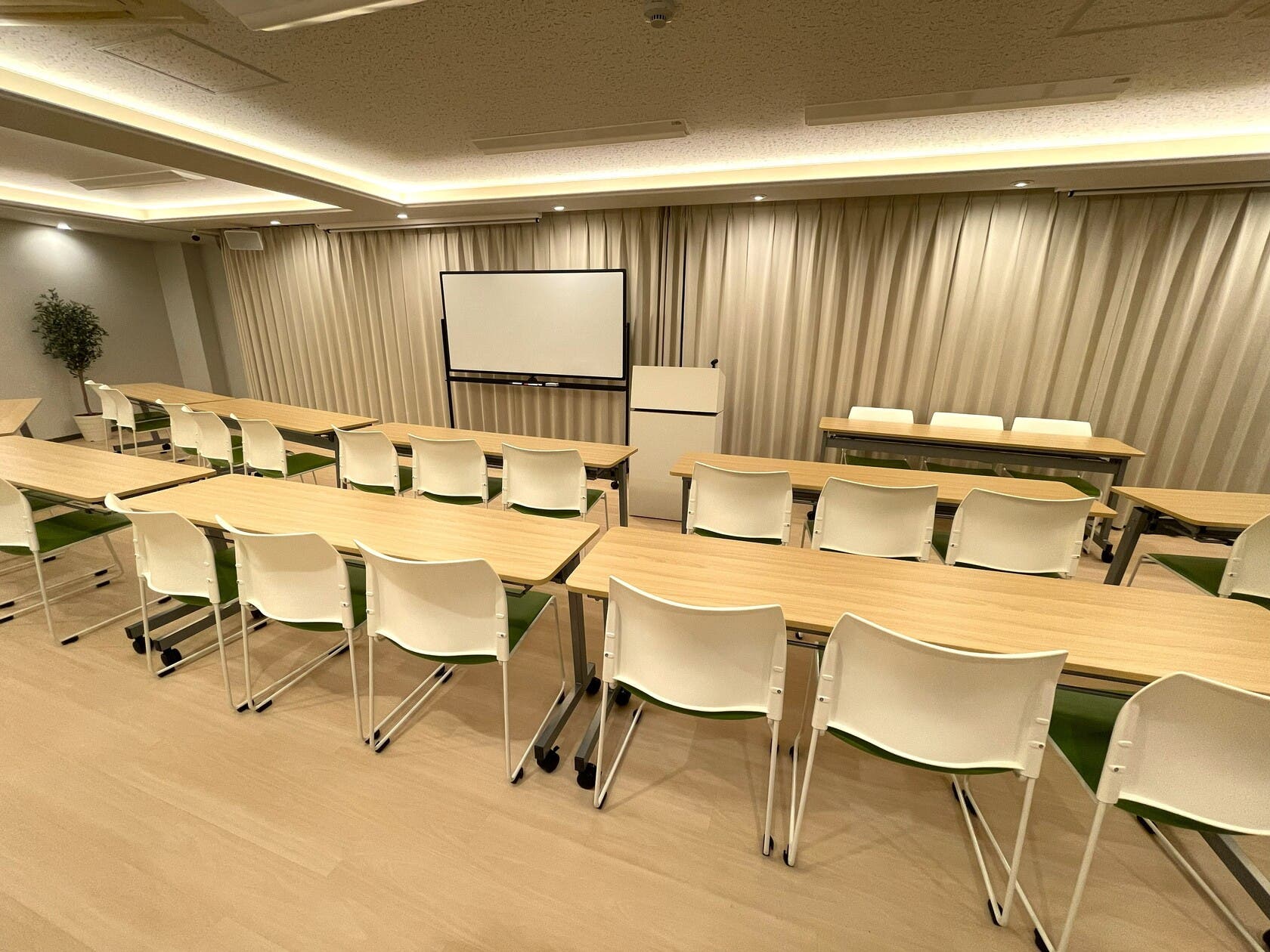 【Bst】飯田橋徒歩4分 最大44名！大スクリーン2台、防音、調光、備品0円、イベント、会議、セミナー、研修、講演、パーティーの写真12