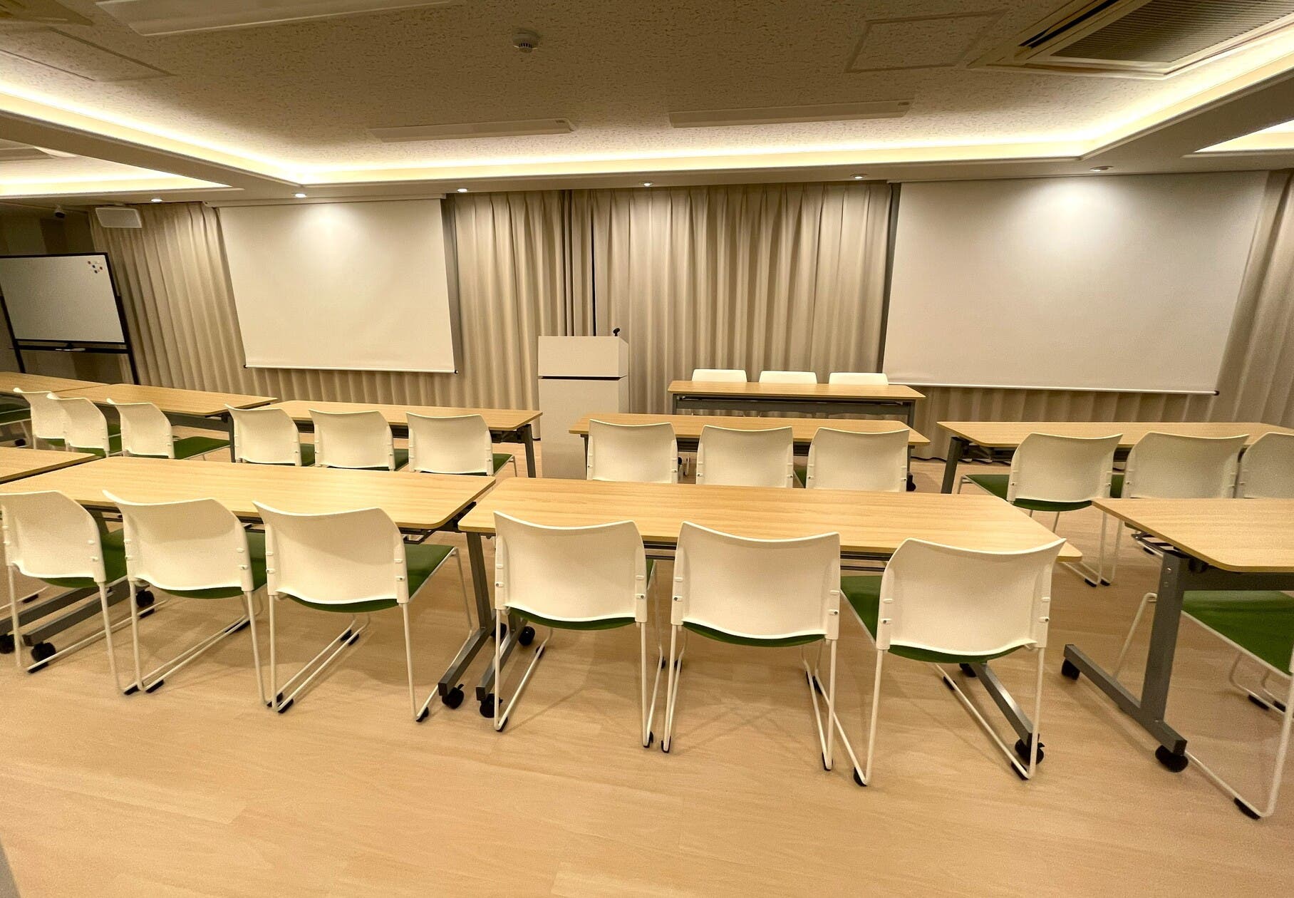 【Bst】飯田橋徒歩4分 最大44名！大スクリーン2台、防音、調光、備品0円、イベント、会議、セミナー、研修、講演、パーティーの写真13