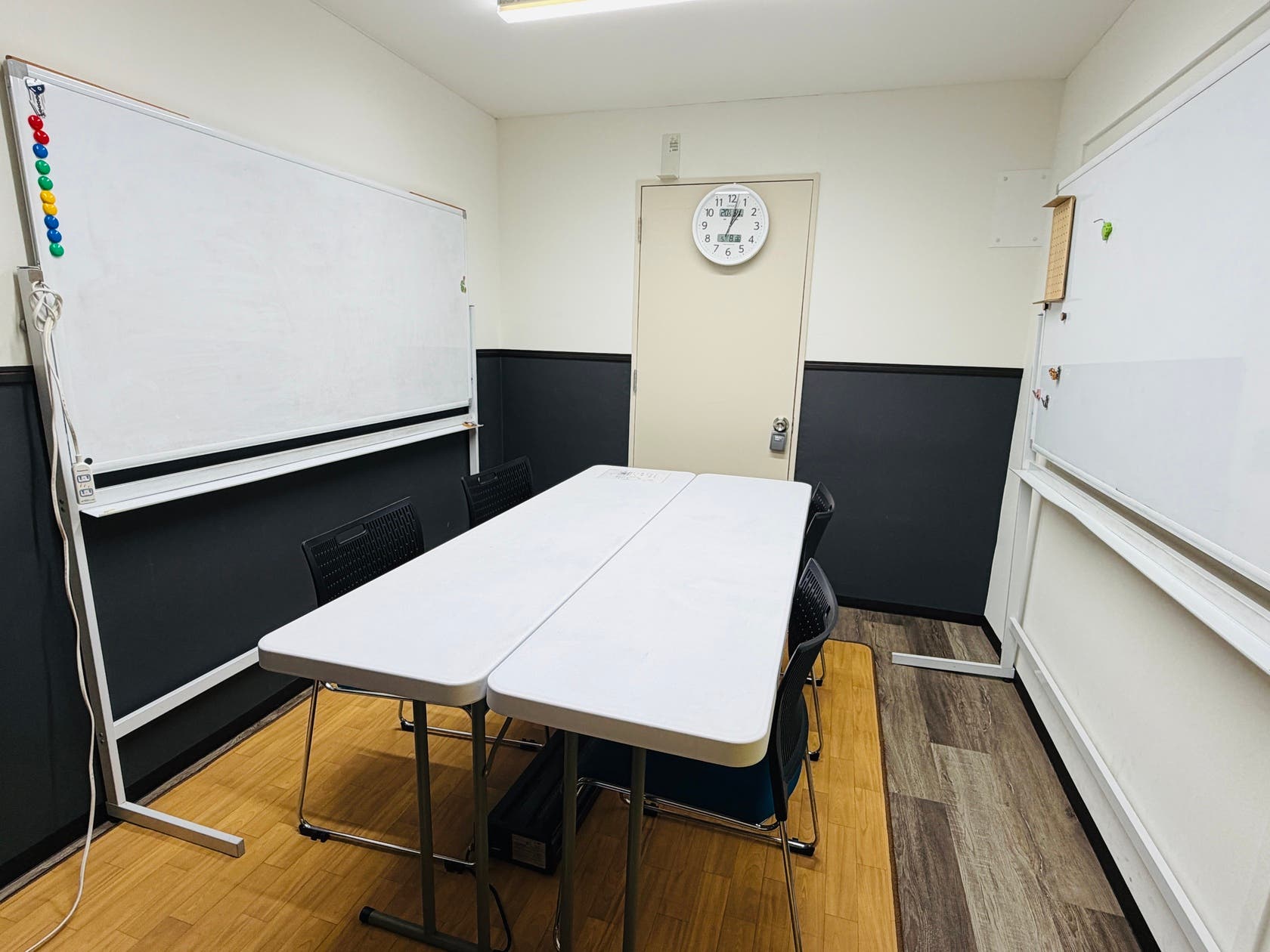 Wホワイトボード【黄色扉の部屋】仙台駅徒歩5分！17㎡の自由な空間！WSやリモートワークの写真1