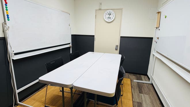 Wホワイトボード【黄色扉の部屋】仙台駅徒歩5分!17㎡の自由な空間!WSやリモートワークの写真1