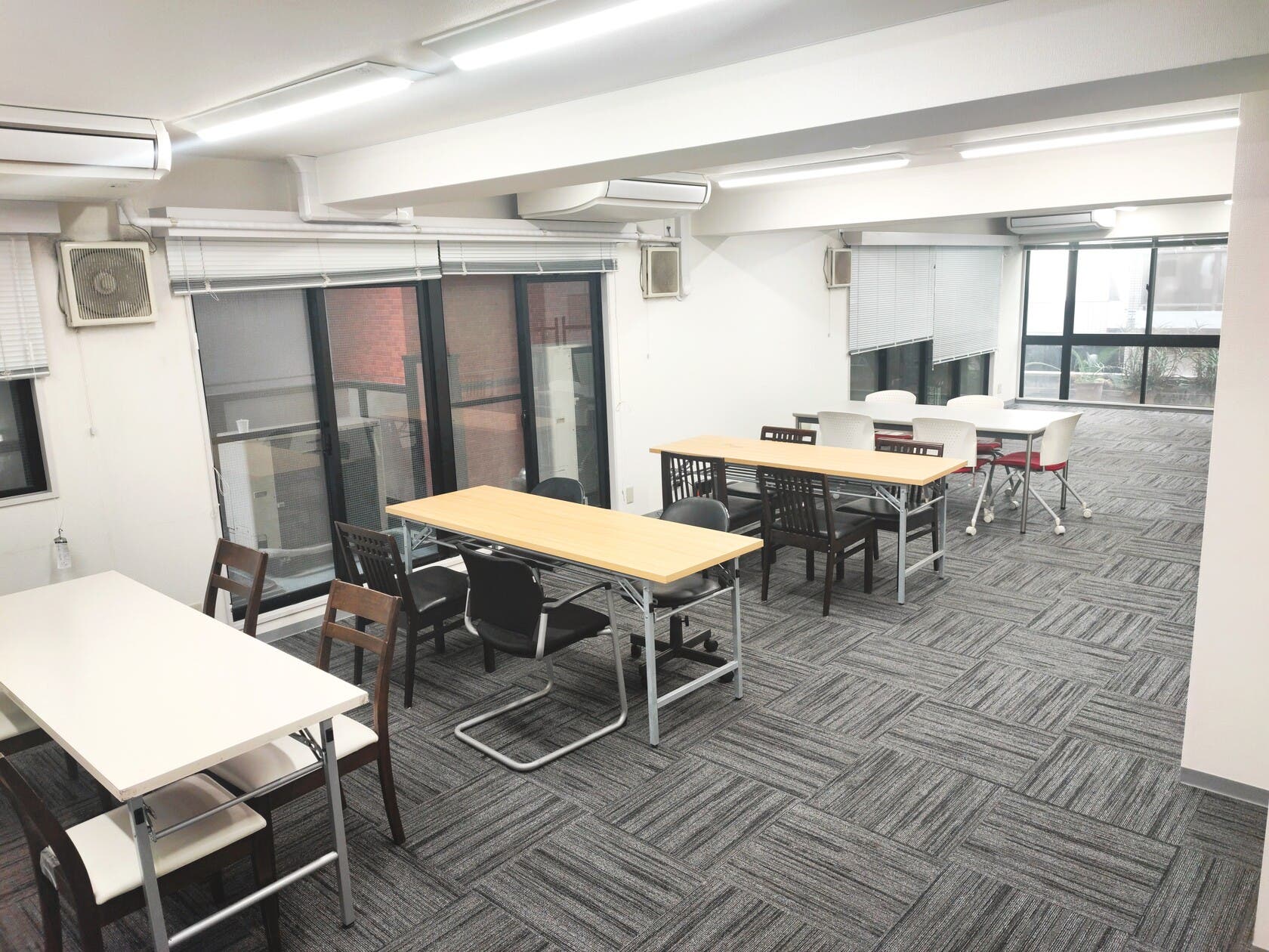 【大井町駅徒歩3分】完全個室広々８０㎡ 貸会議室特★4ｋ４３インチディスプレイ・WIFI・ホワイトボード無料完備★の写真1