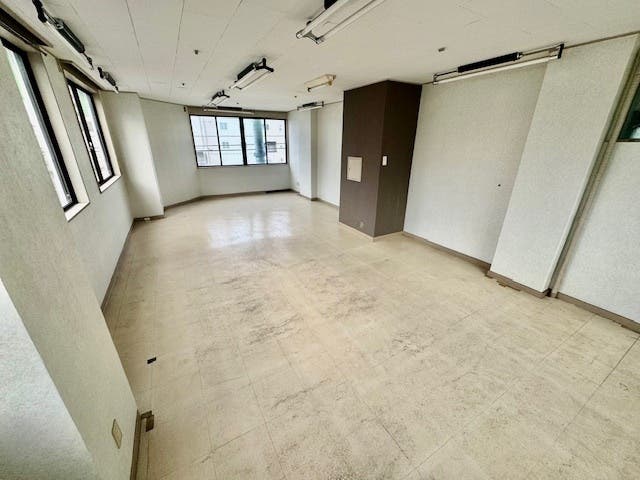 春日井市役所徒歩1分｜持込自由のシンプルスペースの写真1