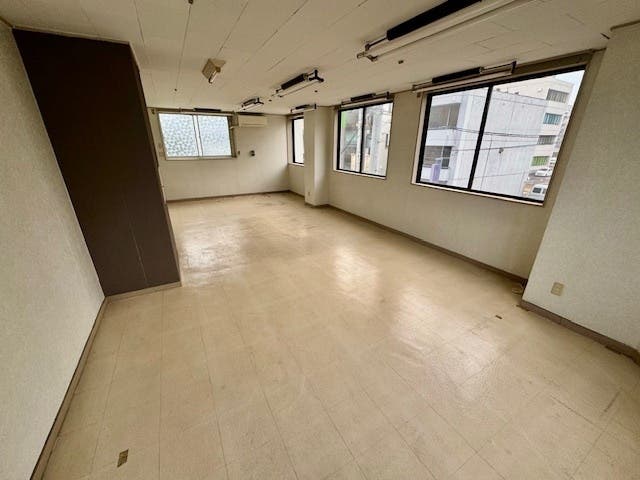 春日井市役所徒歩1分｜持込自由のシンプルスペースの写真2