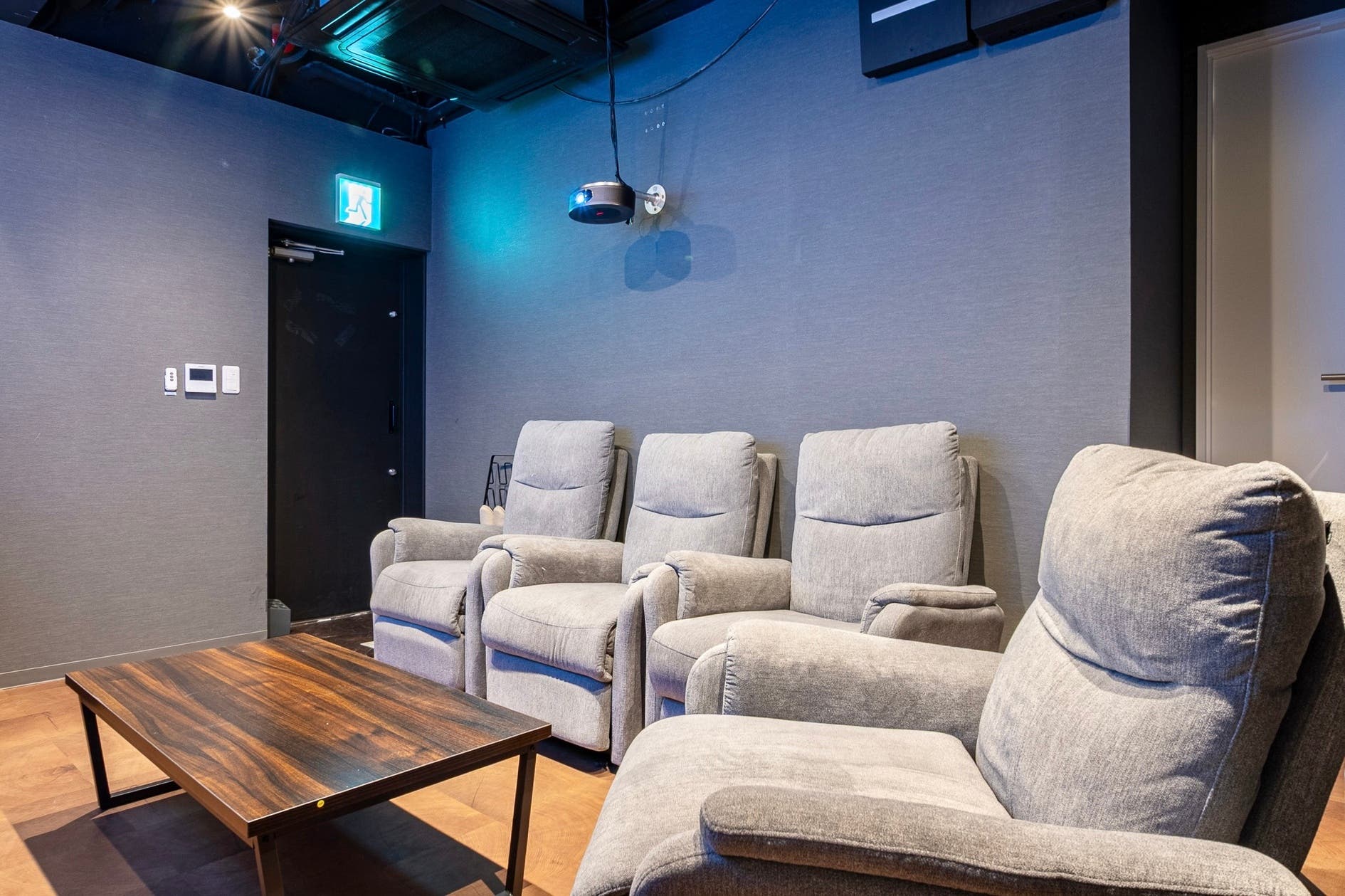 池袋駅西口3分🚃最大4名着席🎉貸切映画館✨大画面プロジェクター🎬映画・大人気ゲーム機🎮の写真2