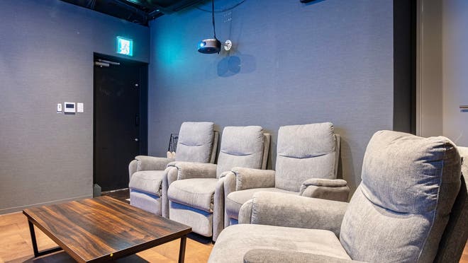 池袋駅西口3分🚃最大4名着席🎉貸切映画館✨大画面プロジェクター🎬映画・大人気ゲーム機🎮の写真2