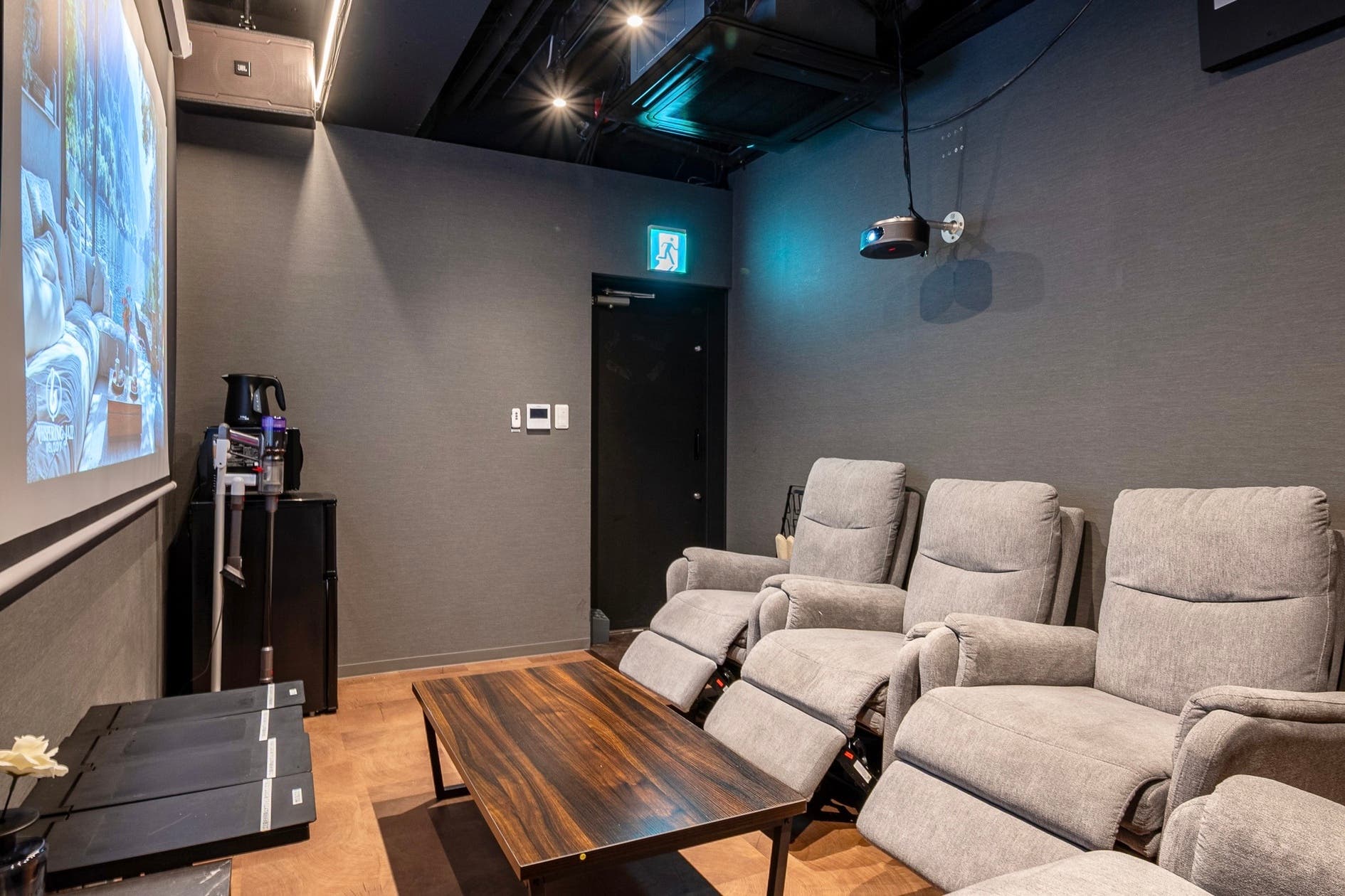 池袋駅西口3分🚃最大4名着席🎉貸切映画館✨大画面プロジェクター🎬映画・大人気ゲーム機🎮の写真3