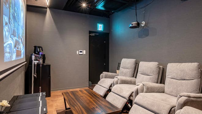 池袋駅西口3分🚃最大4名着席🎉貸切映画館✨大画面プロジェクター🎬映画・大人気ゲーム機🎮の写真3