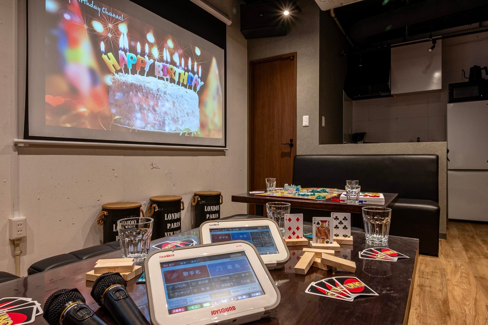 池袋駅西口3分🚃最大8名着席🎉カラオケ🎤大画面プロジェクター🎬映画・大人気ゲーム機🎮の写真2