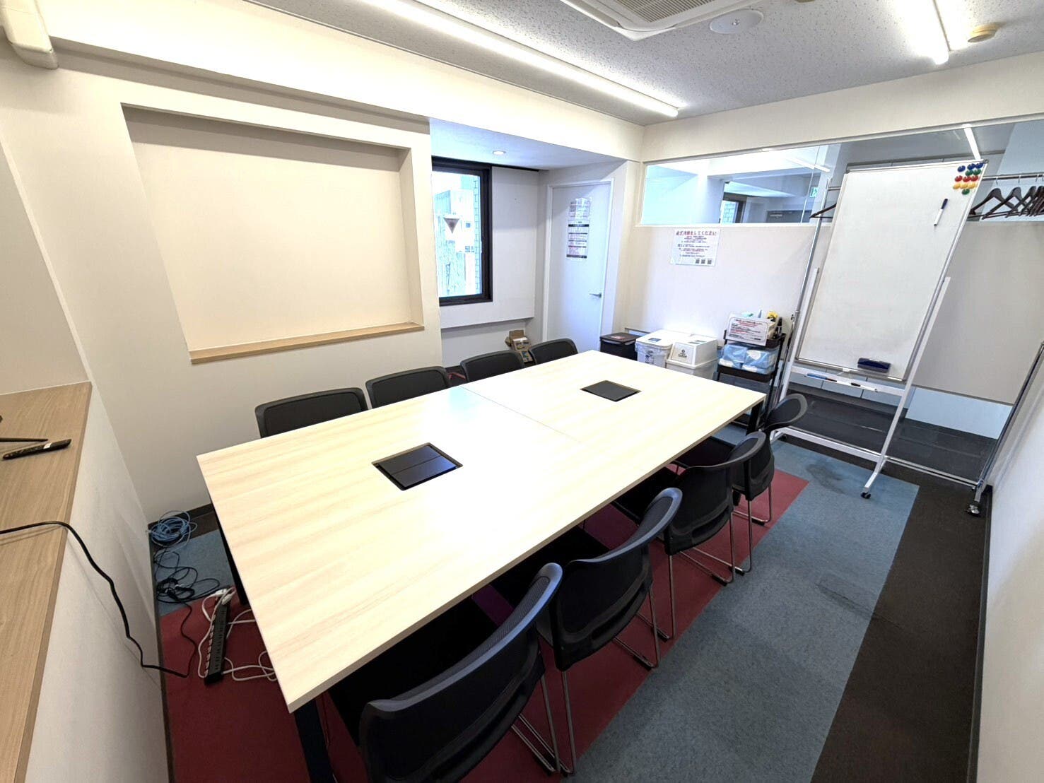 【茅場町駅0分】8F Room B /会議や商談に最適！モニター・ホワイトボード付きの写真2