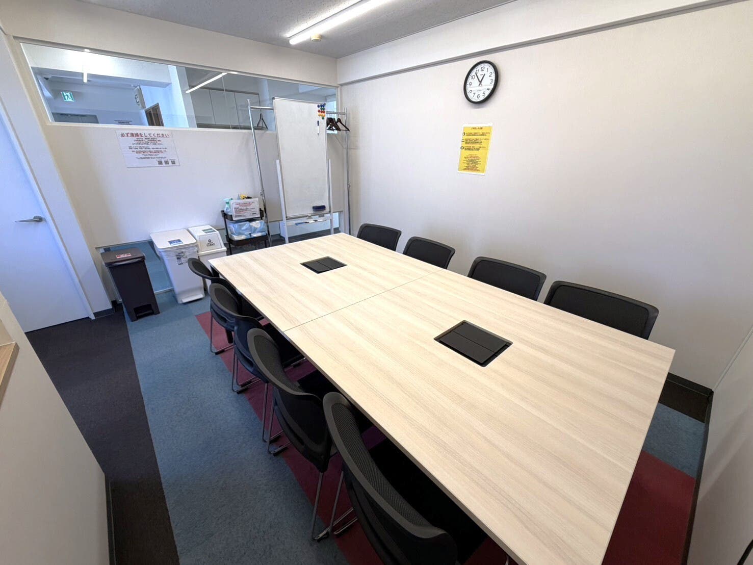 【茅場町駅0分】8F Room B /会議や商談に最適！モニター・ホワイトボード付きの写真3