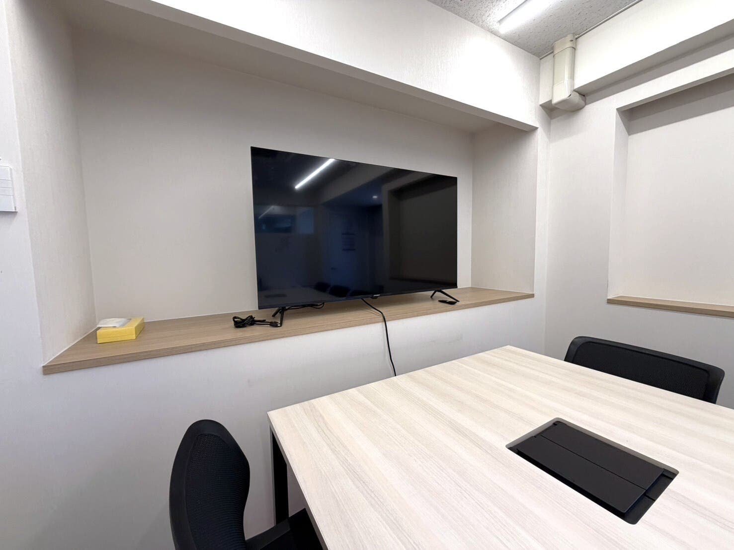 【茅場町駅0分】8F Room B /会議や商談に最適！モニター・ホワイトボード付きの写真5