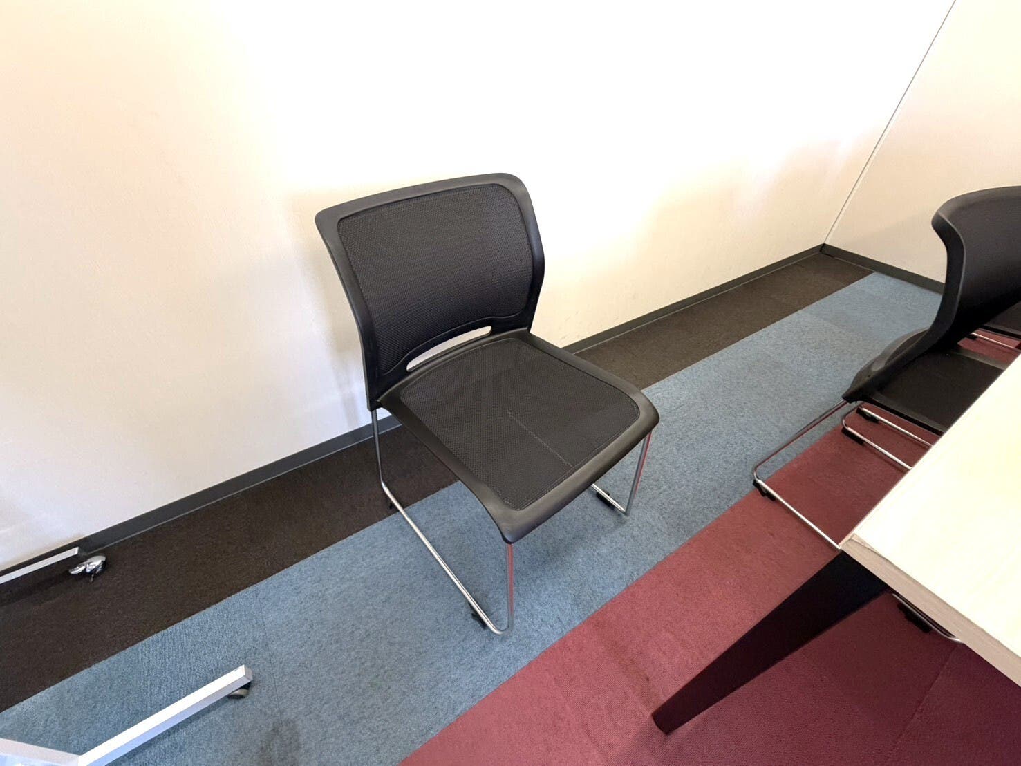 【茅場町駅0分】8F Room B /会議や商談に最適！モニター・ホワイトボード付きの写真9