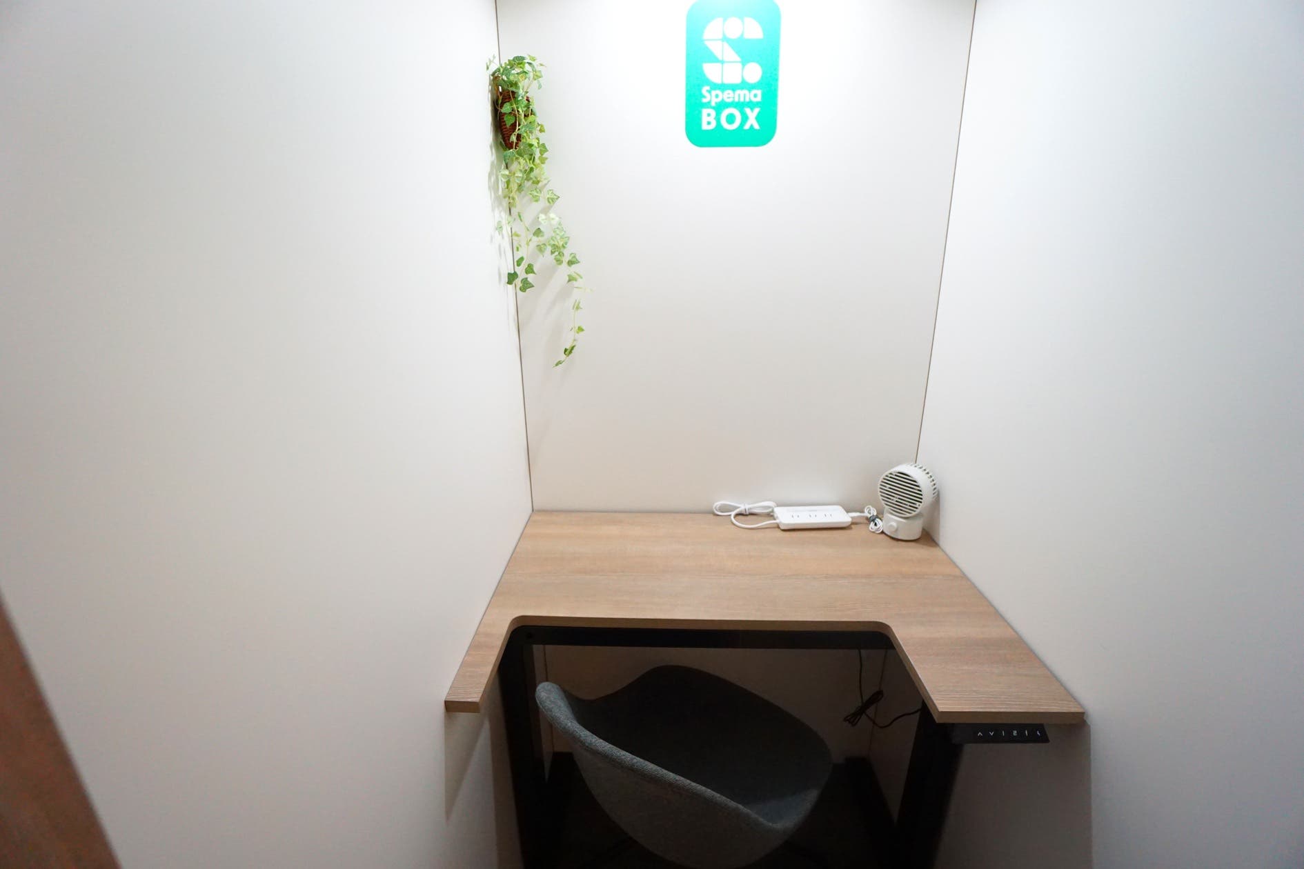 ＜SpemaBOX_渋谷明治通りスペマオフィス＞1人用完全個室ブース💼昇降デスク↕️光回線Wi-Fi📶電源🔌の写真3