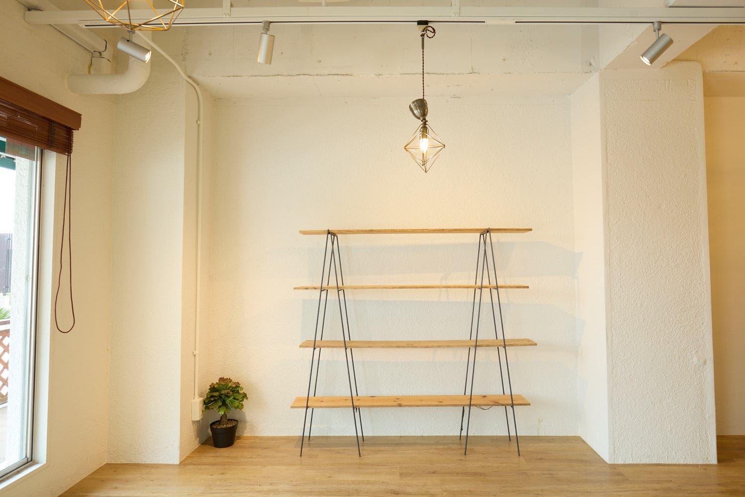 【平日割引実施中】【大阪天満宮駅３分】room1 ポップアップや展示会に最適な視認性抜群路面に面したウッド調レンタルスペースの写真4