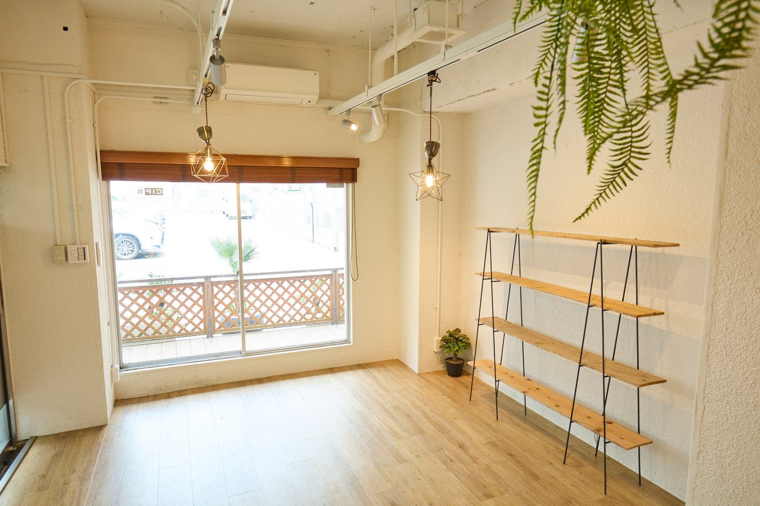 【平日割引実施中】【大阪天満宮駅３分】room1 ポップアップや展示会に最適な視認性抜群路面に面したウッド調レンタルスペースの写真2