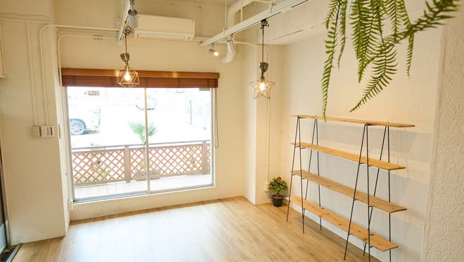 【平日割引実施中】【大阪天満宮駅3分】room1 ポップアップや展示会に最適な視認性抜群路面に面したウッド調レンタルスペースの写真2