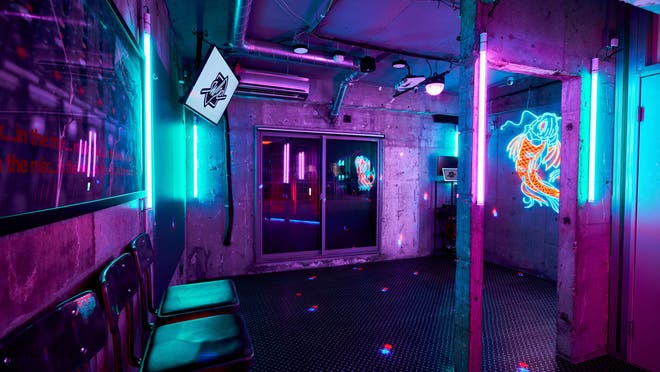 渋谷から一駅 池尻大橋駅徒歩3分 ネオン音響が魅力のサイバーパンクなDJバーの写真1