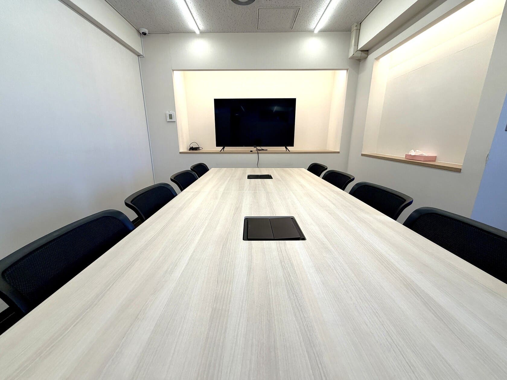 【茅場町駅0分】8F Room B ✨完全個室✨~8名/会議や商談に最適！モニター・ホワイトボード・電源付きの写真4