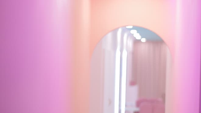 渋谷駅から徒歩2分、ピンク基調のヘアサロンの写真2