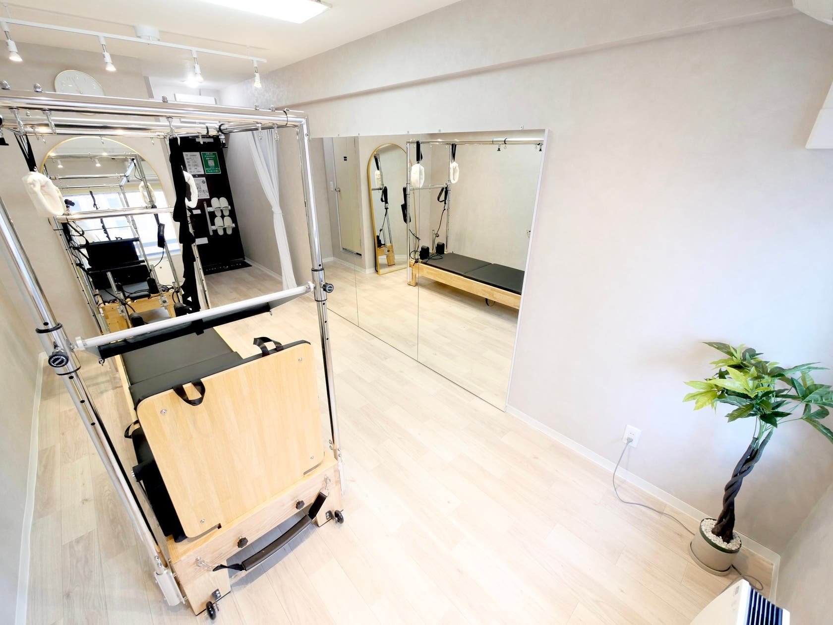 割引中🎉【新宿駅2分】新宿西口駅徒歩10秒の超駅近好立地｜地域最安🉐｜撮影映えする内装💕｜備品多数｜清潔で洗練された空間の写真4