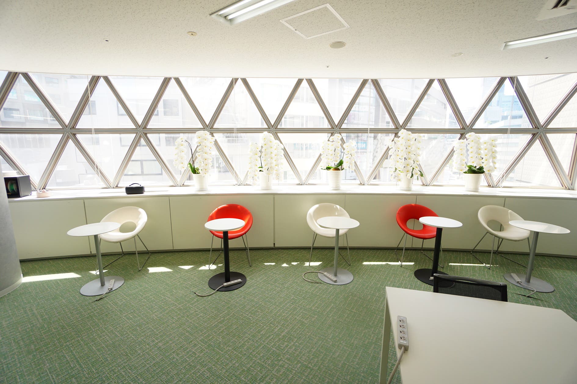 ＜AI VILLAGE SHIBUYA 1名用フリー席F4＞渋谷駅徒歩6分コワーキングスペース✨光回線Wi-Fi📶電源🔌の写真2