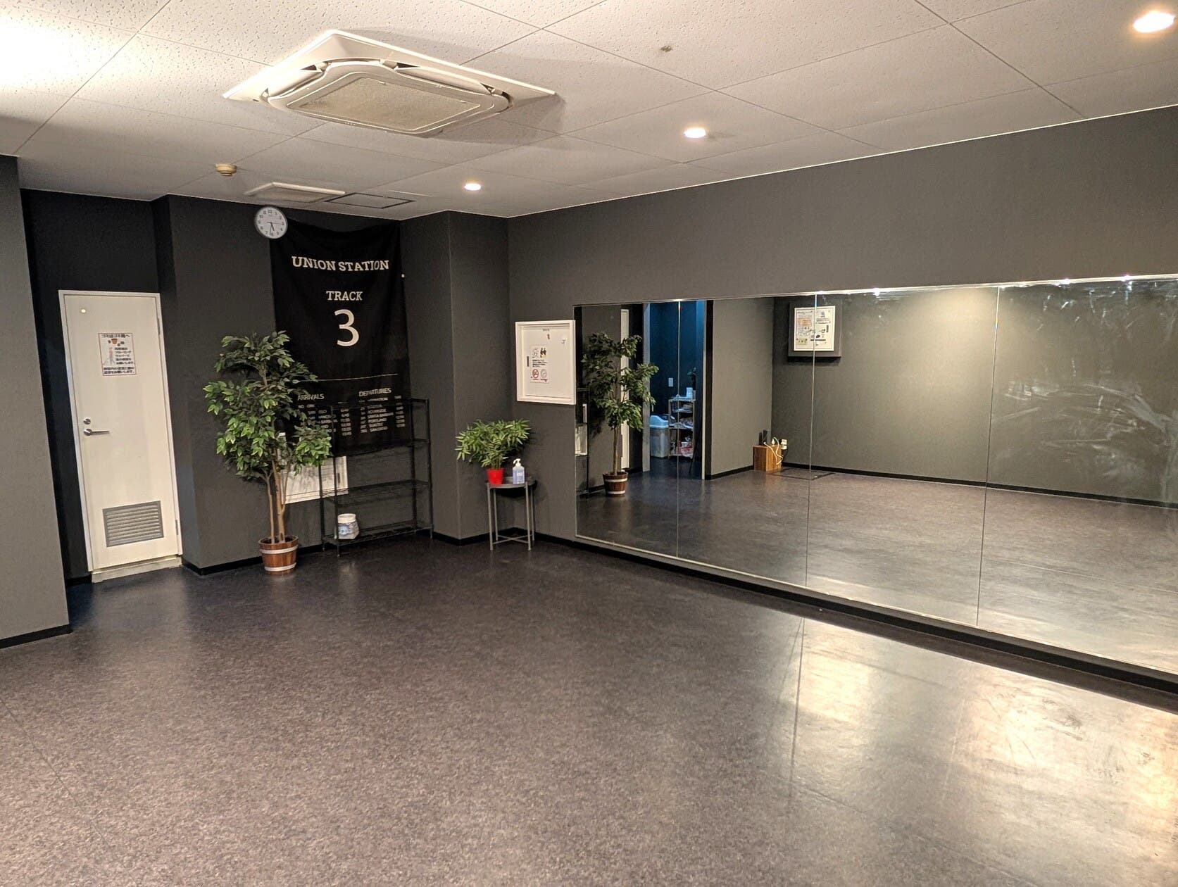 【難波駅から徒歩5分】ダンスができるスタジオ【ヨガ】【撮影】【演劇の稽古】【ウォーキングレッスン】によく使われます♪の写真1