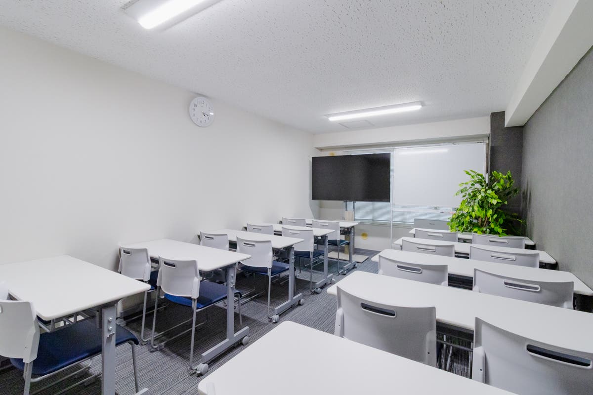 【札幌駅出口目の前！定員24名！】65型大型モニター・10Gbps光回線・WiFi全て無料！ふれあい貸し会議室 札幌No167の写真3