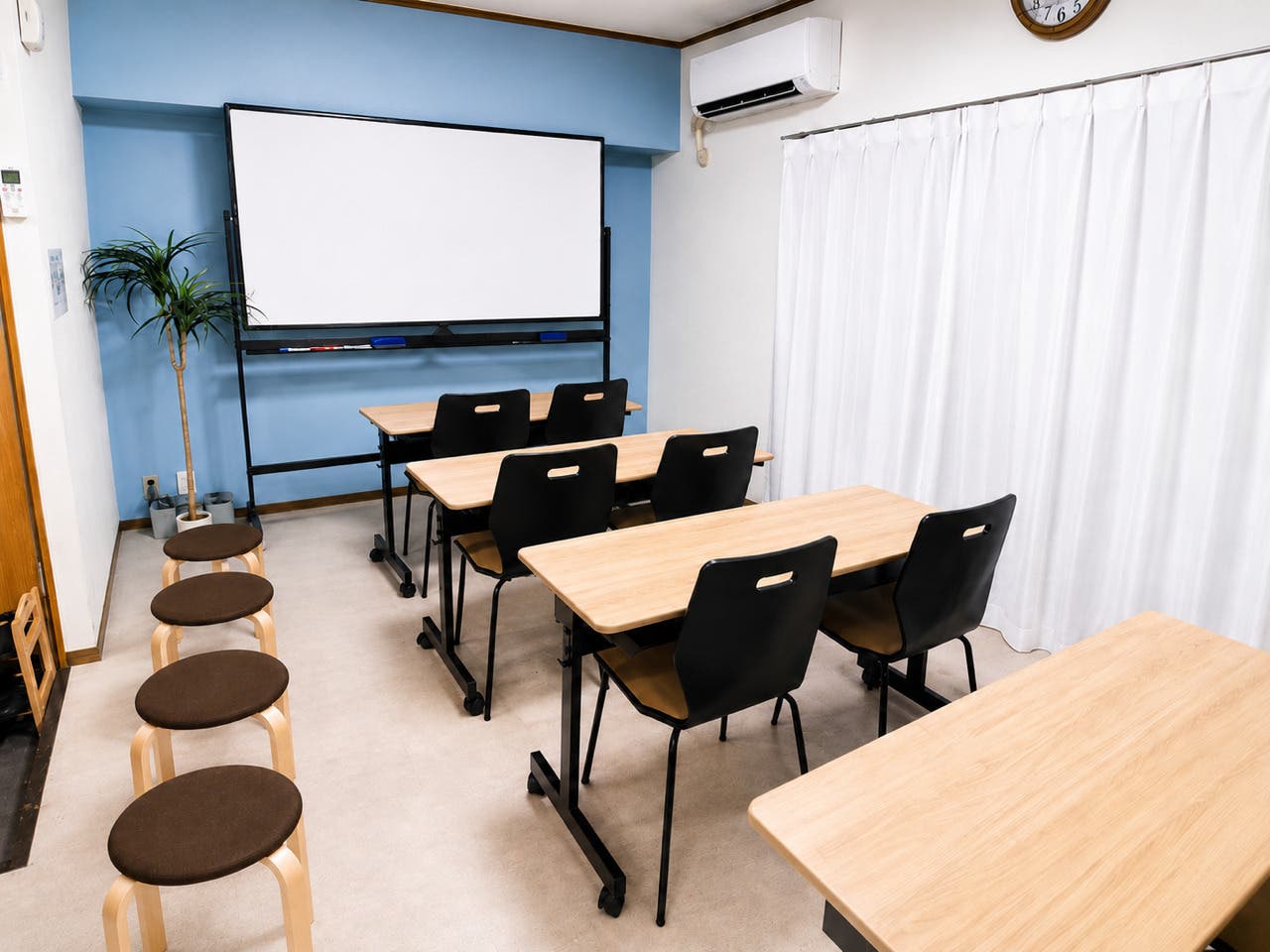 祇園駅Ｐ２出口徒歩２分/２４時間貸し会議室/最大１２人/設備無料貸し出し/５５㌅ＴＶ/飲食・飲酒可/ゲーム・ビジネスに最適の写真1
