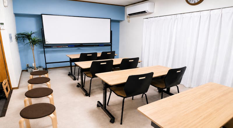 祇園駅Ｐ２出口徒歩２分/２４時間貸し会議室/最大１２人/設備無料貸し出し/５５㌅ＴＶ/飲食・飲酒可/ゲーム・ビジネスに最適