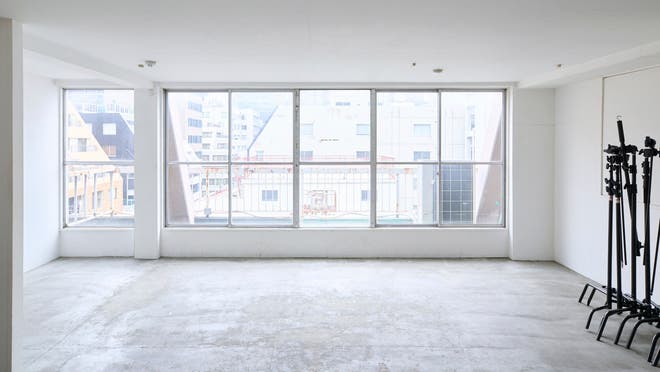 堺筋本町駅徒歩4分。ミニマルな白壁とモルタル床。小規模チームでの上質な撮影を身軽に叶える、自然光スタジオ。の写真1