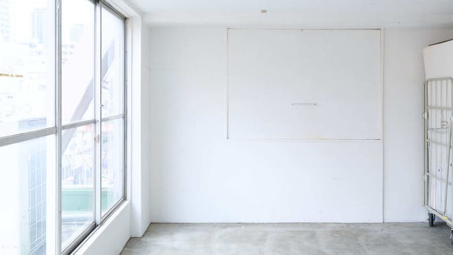 堺筋本町駅徒歩4分。ミニマルな白壁とモルタル床。小規模チームでの上質な撮影を身軽に叶える、自然光スタジオ。の写真4