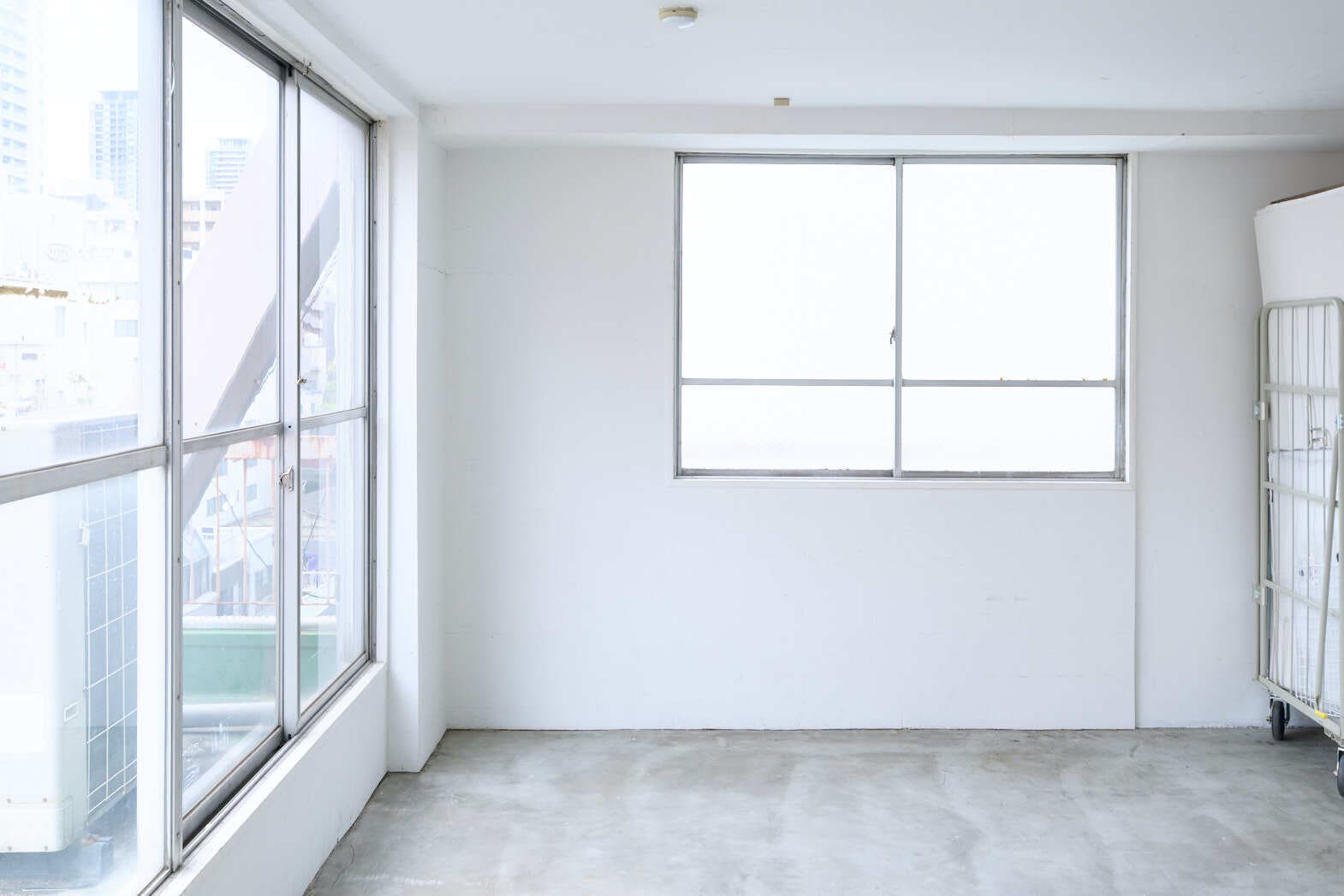 堺筋本町駅徒歩4分。ミニマルな白壁とモルタル床。小規模チームでの上質な撮影を身軽に叶える、自然光スタジオ。の写真5