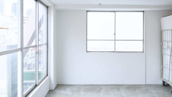 堺筋本町駅徒歩4分。ミニマルな白壁とモルタル床。小規模チームでの上質な撮影を身軽に叶える、自然光スタジオ。の写真5