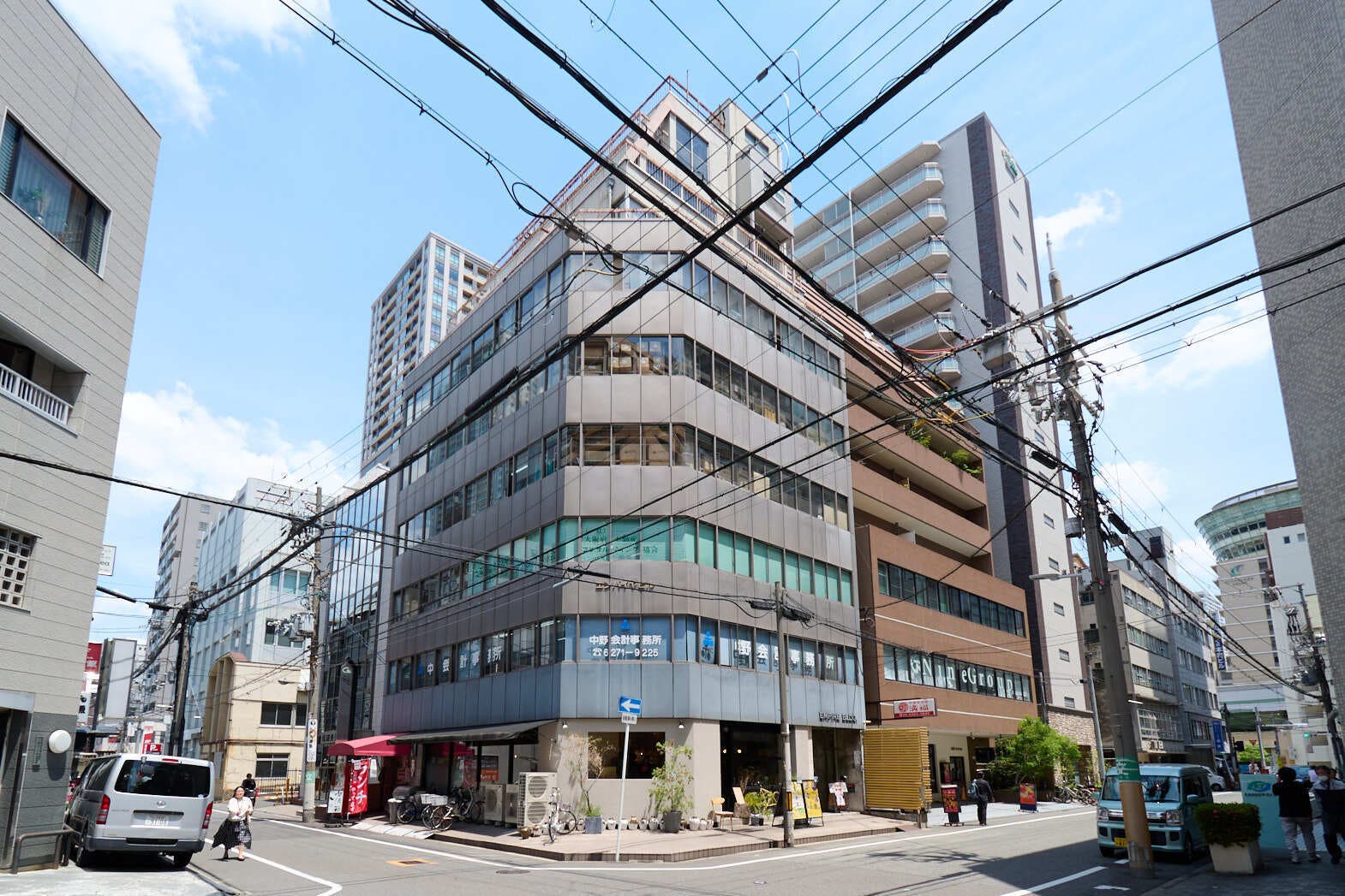 堺筋本町駅徒歩4分。ミニマルな白壁とモルタル床。小規模チームでの上質な撮影を身軽に叶える、自然光スタジオ。の写真17