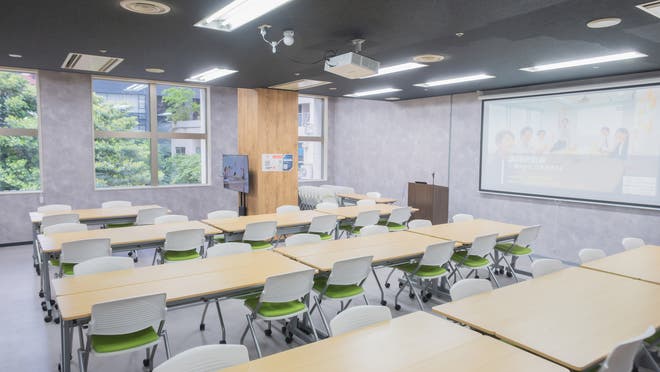 西新宿駅をはじめ5駅利用可。最大60名着席。備品代込みで新宿エリア最安級の研修・セミナー向け貸会議室の写真2