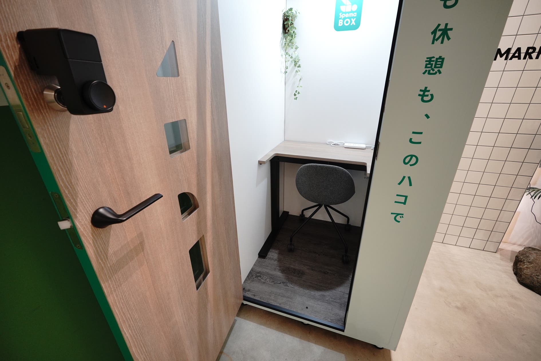 ＜SpemaBOX_渋谷明治通りスペマオフィス＞1人用完全個室ブース💼昇降デスク↕️光回線Wi-Fi📶電源🔌の写真2