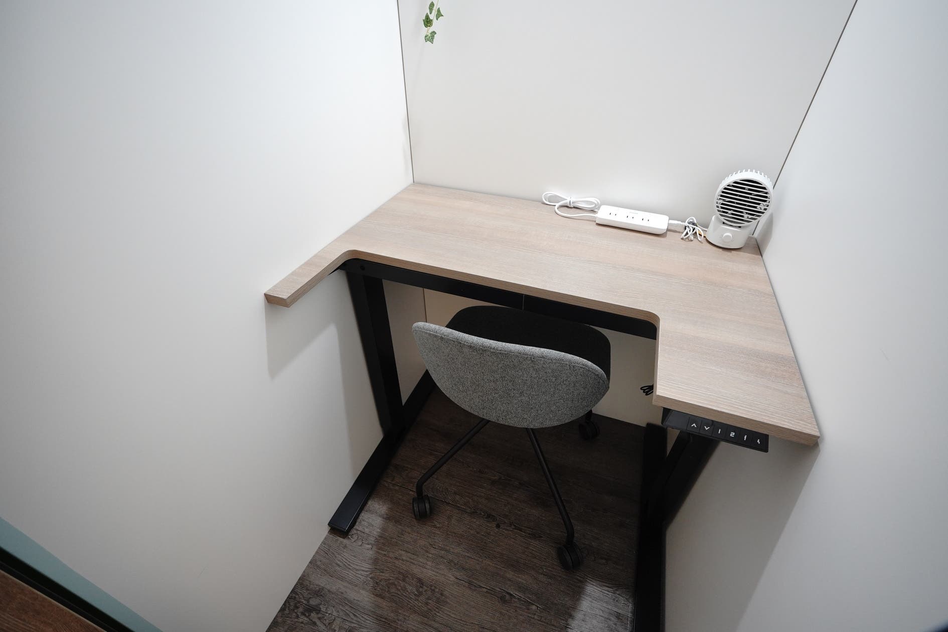＜SpemaBOX_渋谷明治通りスペマオフィス＞1人用完全個室ブース💼昇降デスク↕️光回線Wi-Fi📶電源🔌の写真6