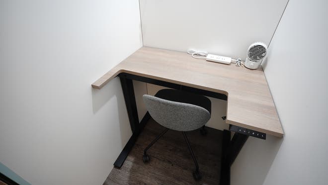 <SpemaBOX_渋谷明治通りスペマオフィス>1人用完全個室ブース💼昇降デスク↕️光回線Wi-Fi📶電源🔌の写真6