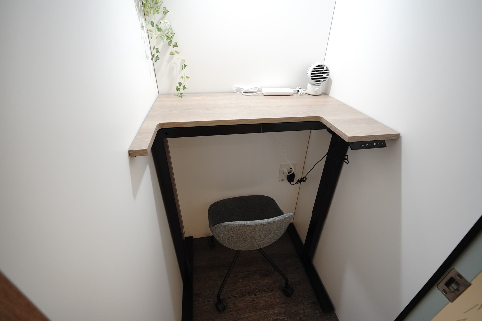 ＜SpemaBOX_渋谷明治通りスペマオフィス＞1人用完全個室ブース💼昇降デスク↕️光回線Wi-Fi📶電源🔌の写真10