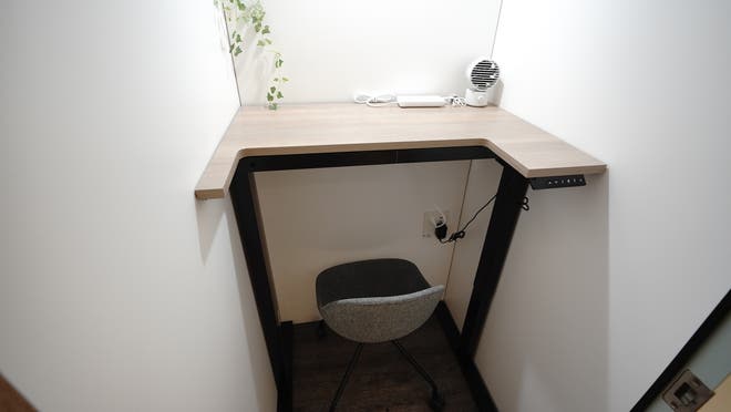 <SpemaBOX_渋谷明治通りスペマオフィス>1人用完全個室ブース💼昇降デスク↕️光回線Wi-Fi📶電源🔌の写真10