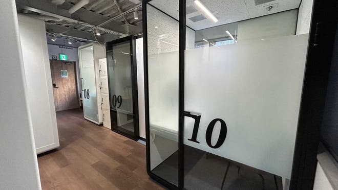 10 防音個室ブース2名まで使用可能(3階)ワークブース|WEB会議・オンライン面接・商談利用・テレワーク・配信OKイヤホン不要の写真2