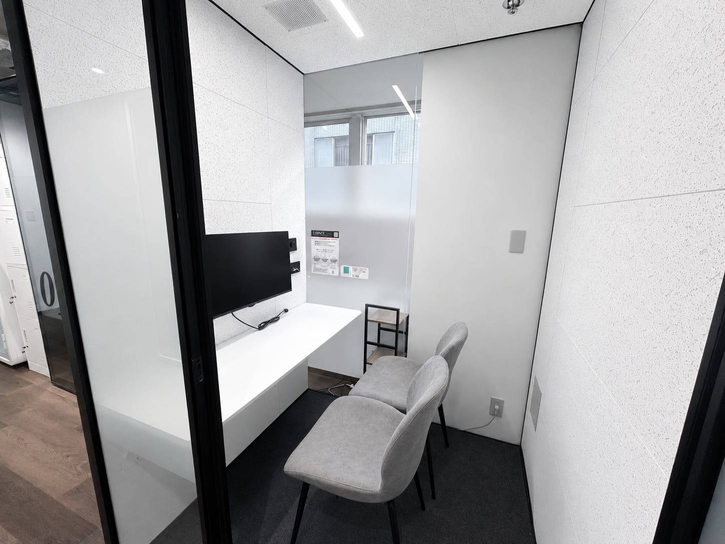 10　防音個室ブース2名まで使用可能（3階）ワークブース｜WEB会議・オンライン面接・商談利用・テレワーク・配信OKイヤホン不要の写真1