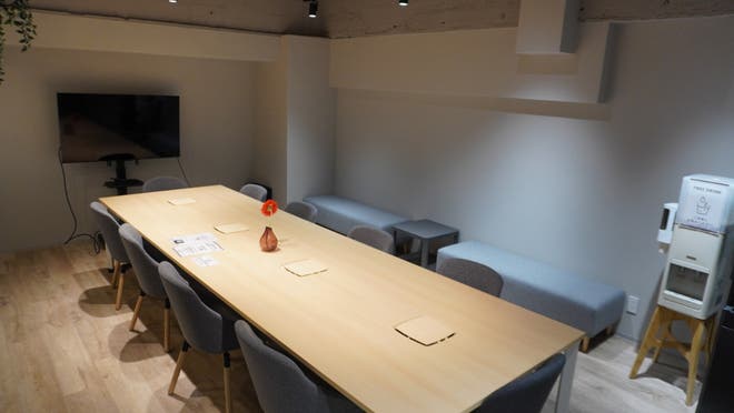 【リニューアル 港区・赤坂の会議室Room1】溜池山王駅徒歩3分!カフェスタイル会議室-ペチャクチャレンタルスペースの写真1