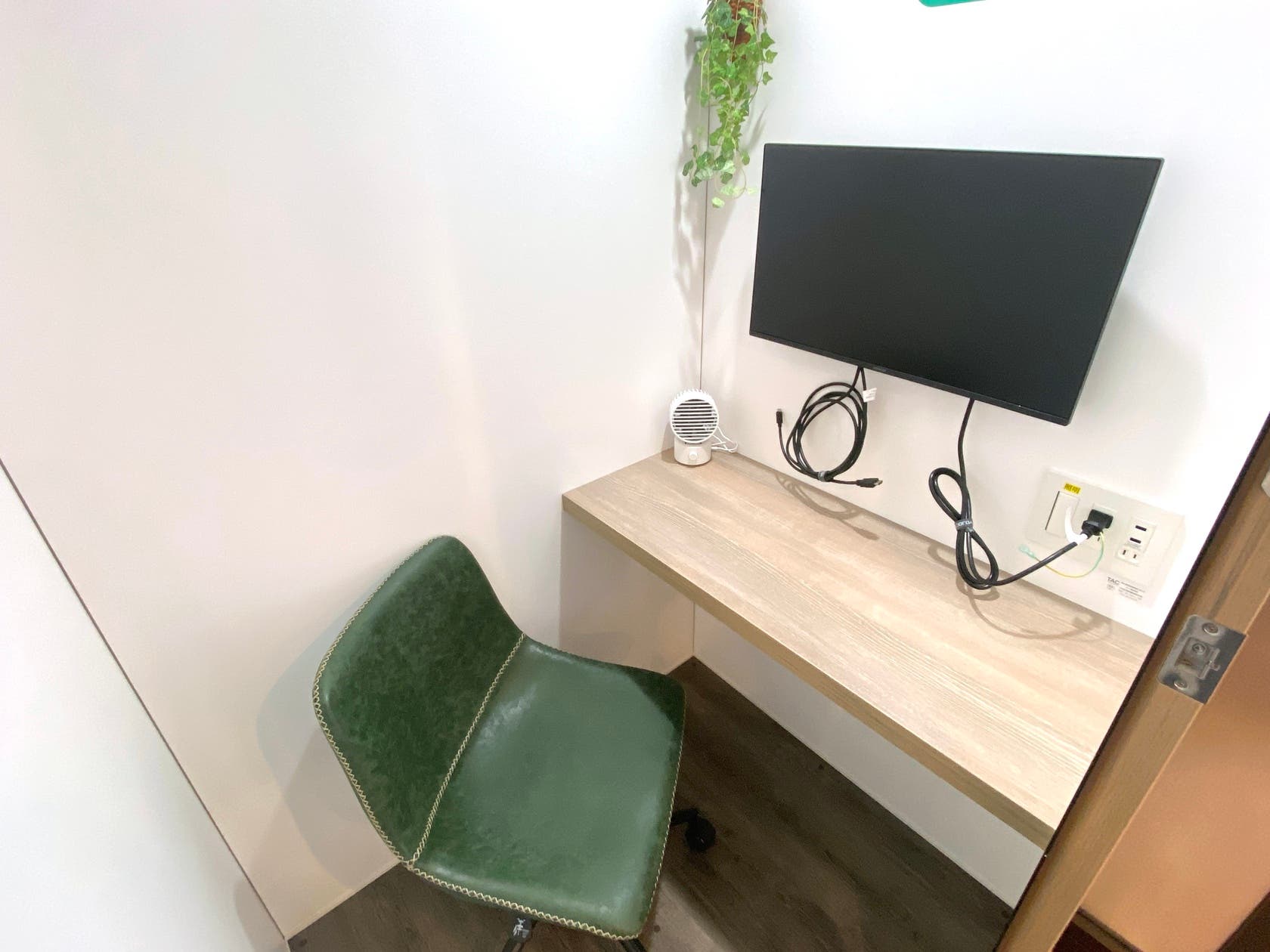 ＜SpemaBOX_本厚木駅No.1＞1人用個室🚪光回線Wi-Fi📶電源🔌モニター🖥️テレワーク/オンライン会議の写真1